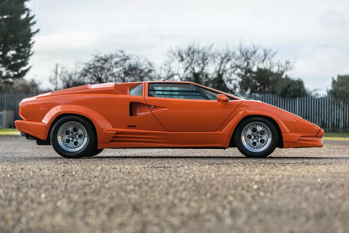 Unike Countach fan Lamborghini mei Meager Mileage is te keap 21893_1