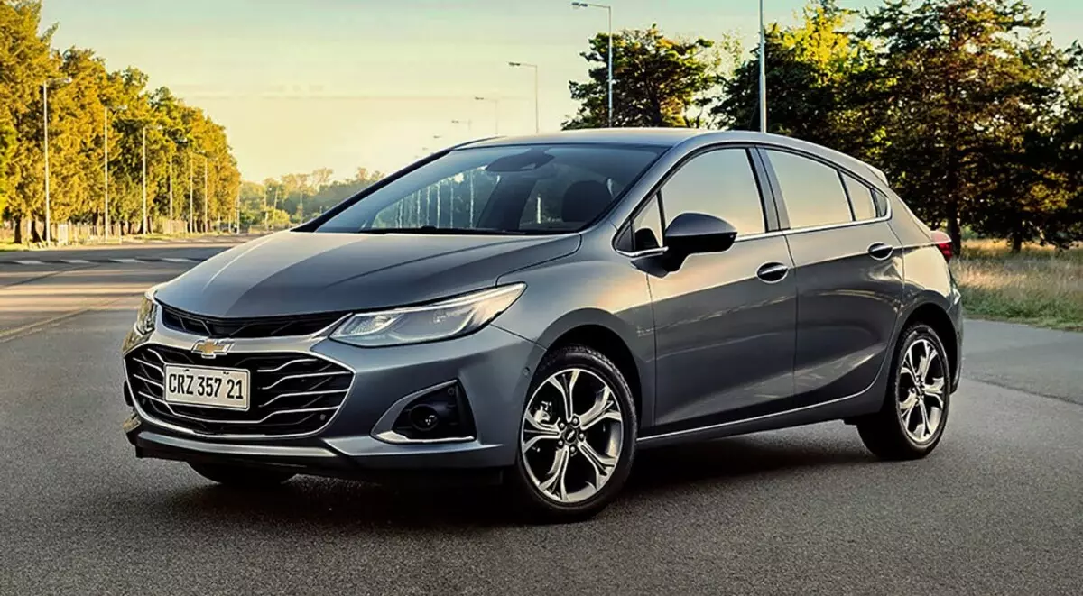 Chevrolet Cruze għadu ħaj: Sedane u hatchback ltqajna ħwejjeġ ġodda modesti fl-2021 sena mudell 21962_2