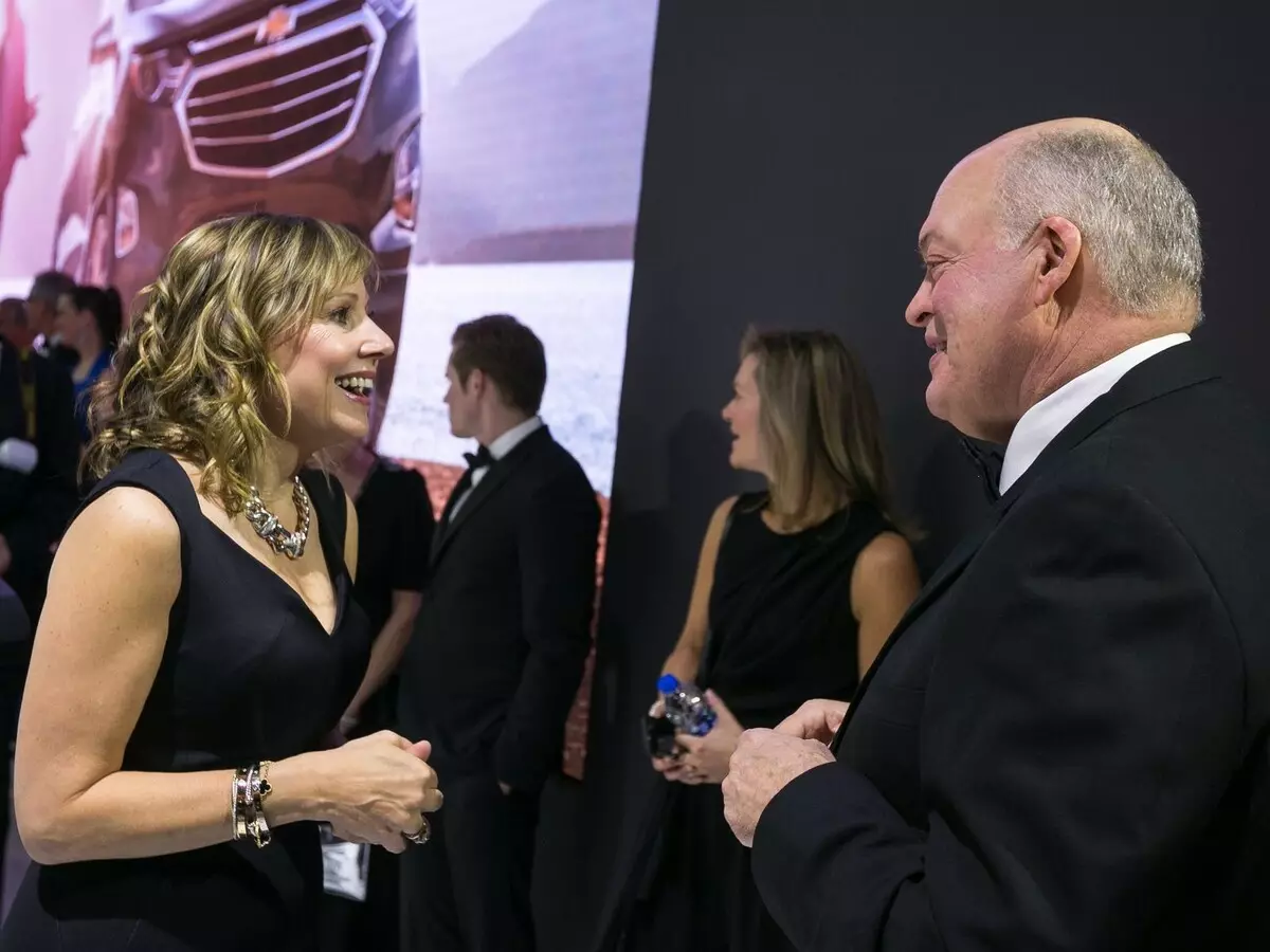 Mary Barra (hoofdstuk GM) en Jim Hackett (Ford Chapter) zijn duidelijk in één golf.