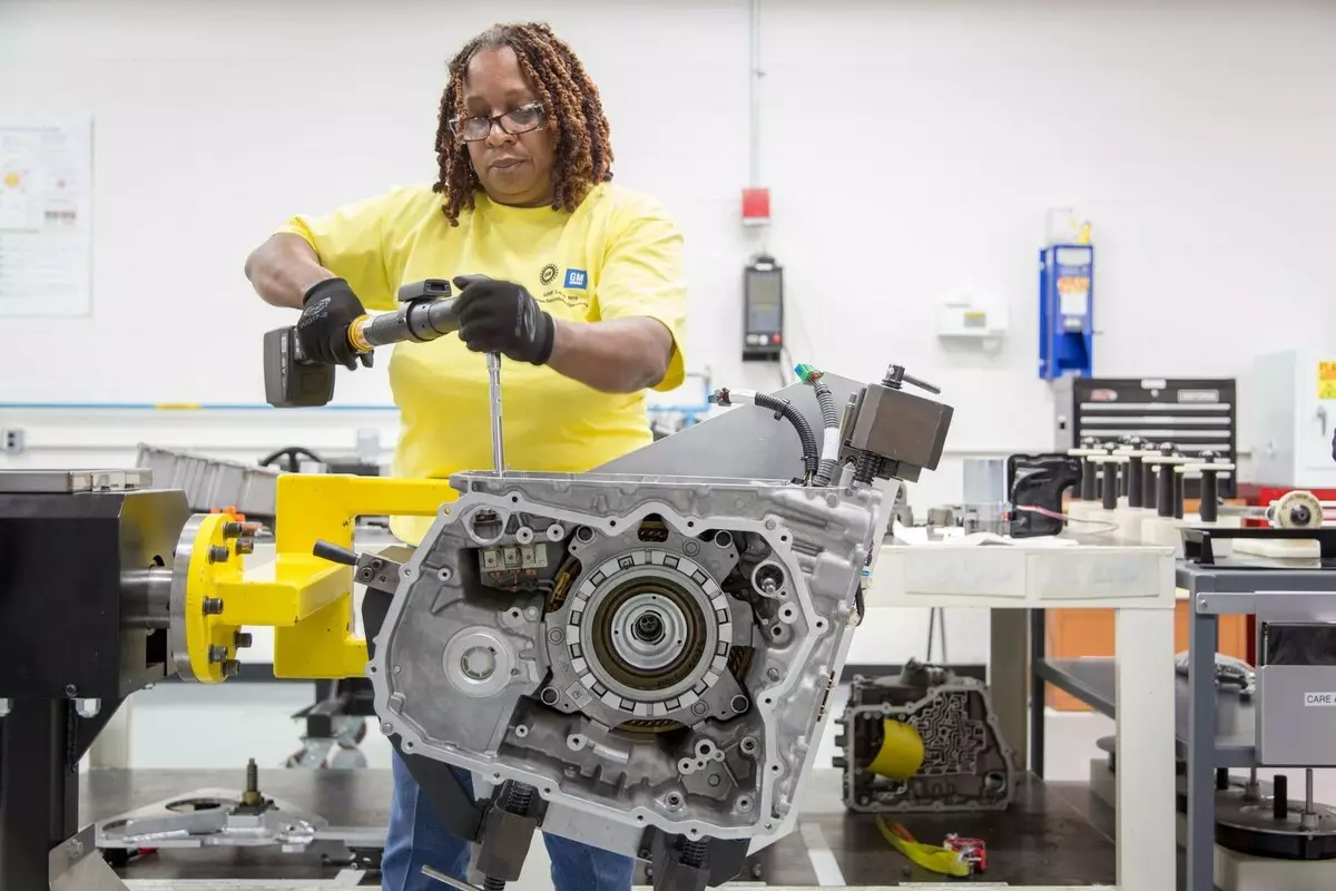 Samen met de vermindering van de productie van auto's is het noodzakelijk om de productie van componenten voor hen te verminderen.