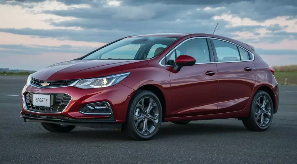 Suratda: Chevrolet Cruze Sport6 ​​ning haqiqiy braziliyalik versiyasi