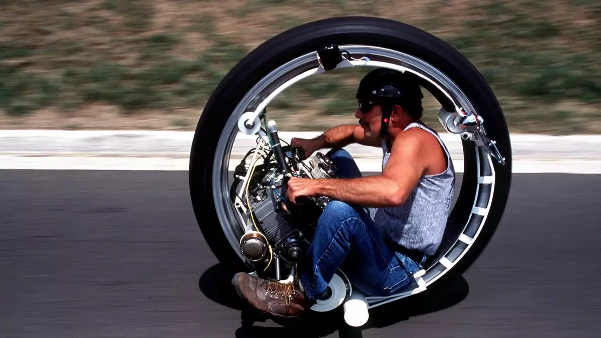 Ciarraí McLean agus a MonoCycle