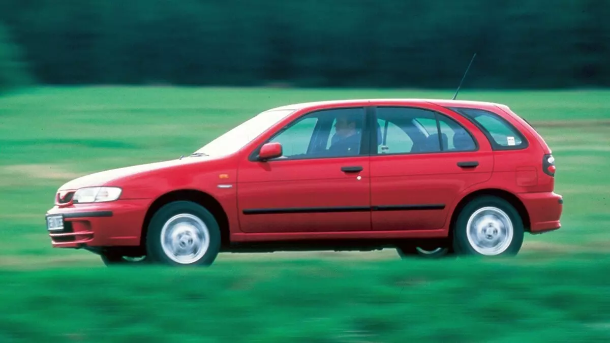 In the photo: Nissan Almera '1995