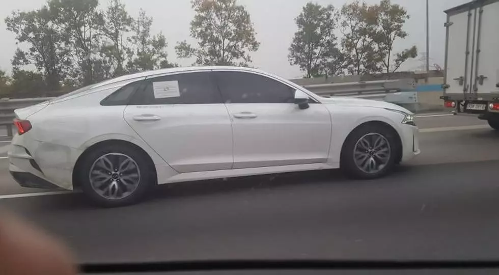 Новая Kia Optima: марка назвала дату прэм'еры, а папарацы злавілі седан «жыўцом» 22119_5