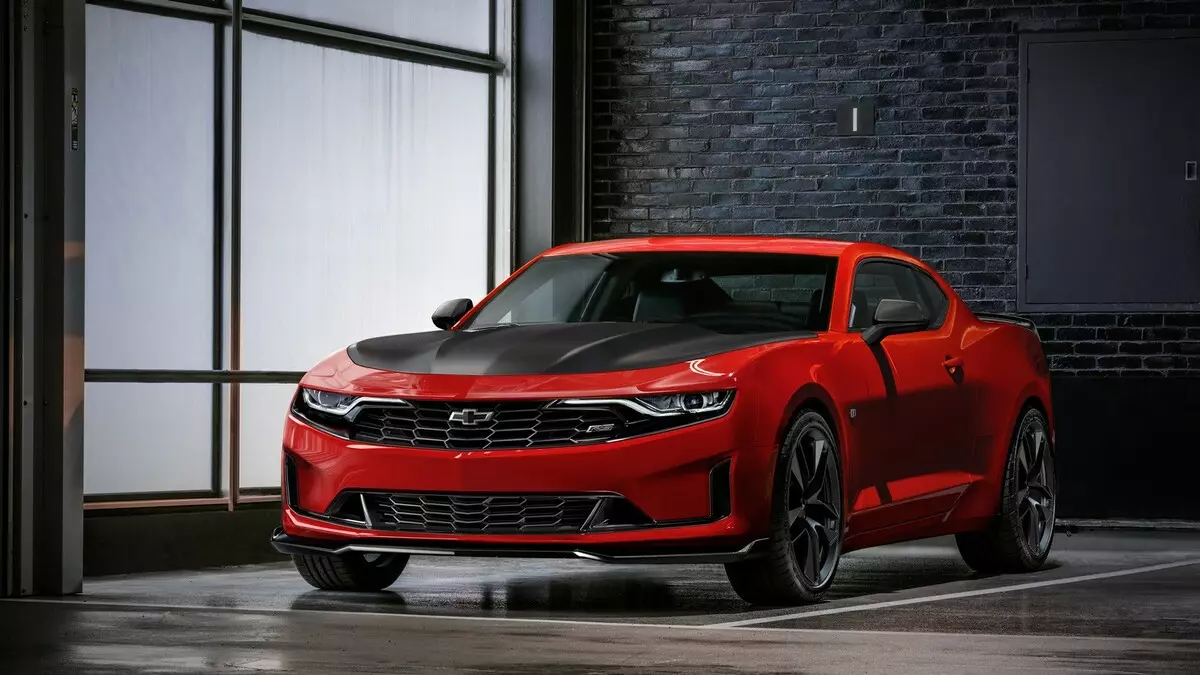 L-2019 Camaro Turbo 1Le tissieħeb fil-lineup 1le iffukat fuq il-binarji, ta '