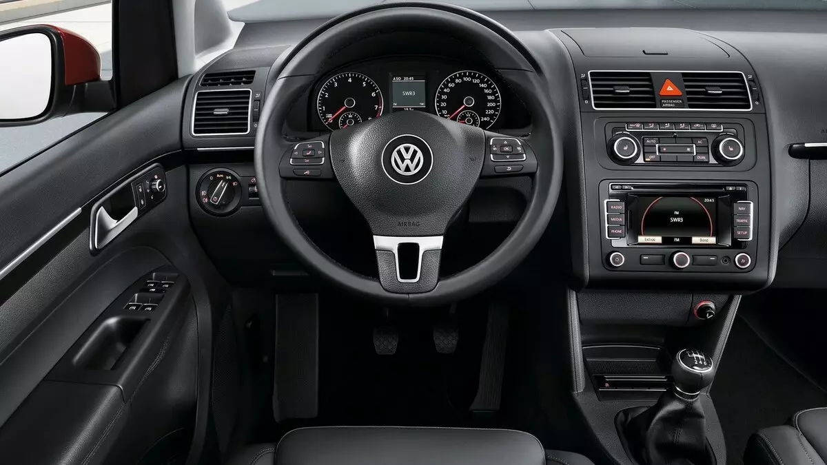 Volkswagen Touran L con chilometraggio: corrosione sotto mastice e guai da EUR 22176_17