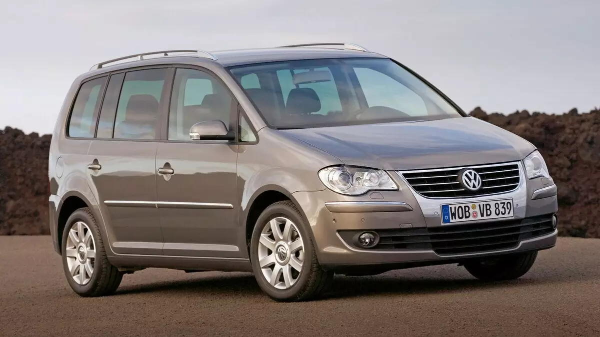 Volkswagen Touran L con kilometraje: corrosión bajo masilla y problemas de EUR 22176_5