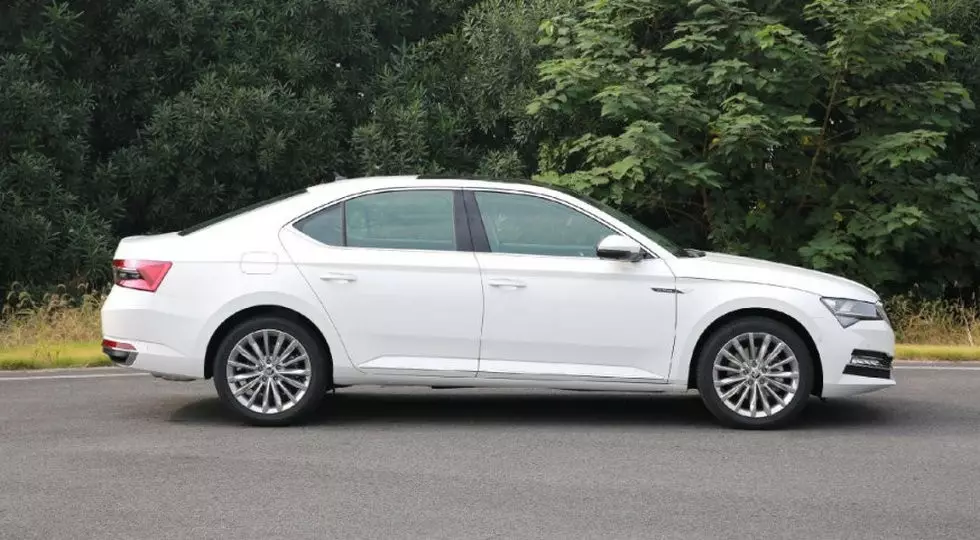 Gi-update nga Skoda SuperB: Ang mga modelo gamay ra nga gitul-id nga laraw. Apan kini mahimong hybrid 22229_4