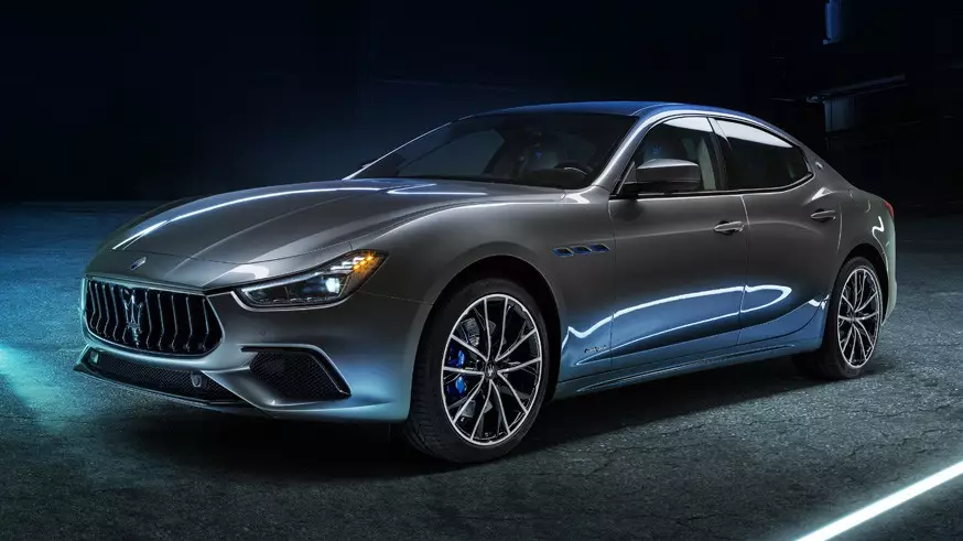 Débit avec un retard: Maserati a introduit son premier hybride 22281_1