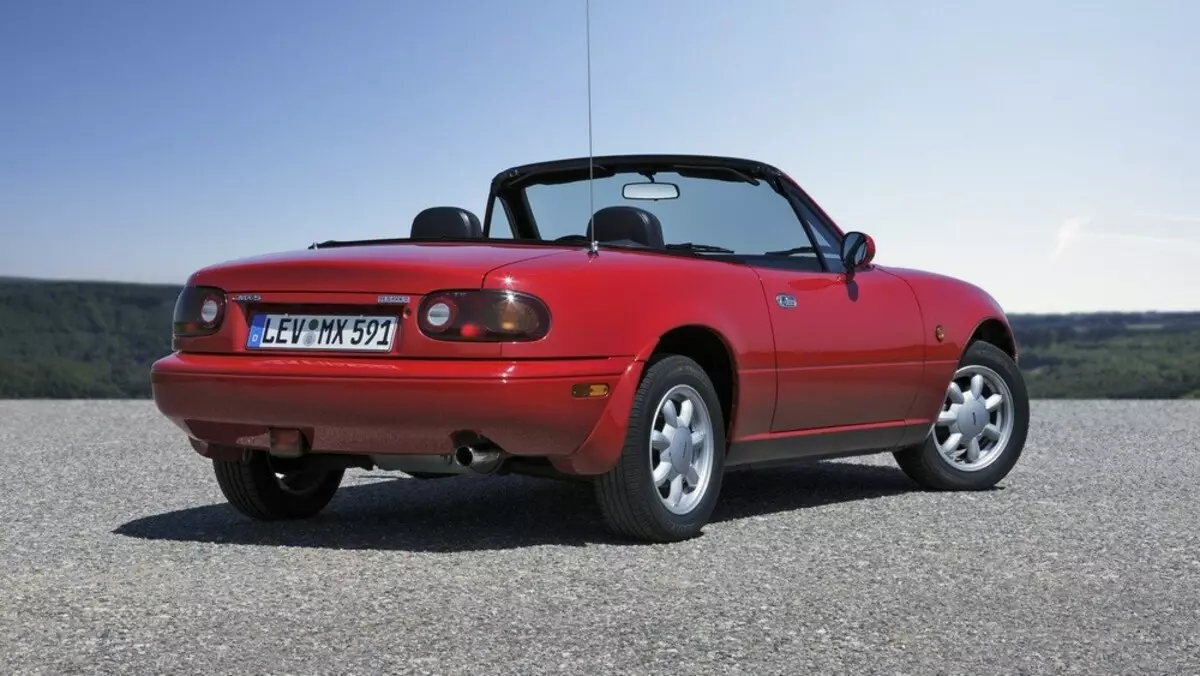 Mazda MX-5 III with mileage: inevitably wet floors and complex, but strong suspension 22367_2