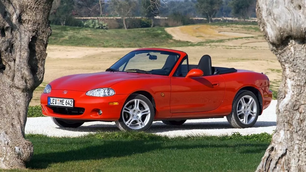 Mazda MX-5 III with mileage: inevitably wet floors and complex, but strong suspension 22367_3