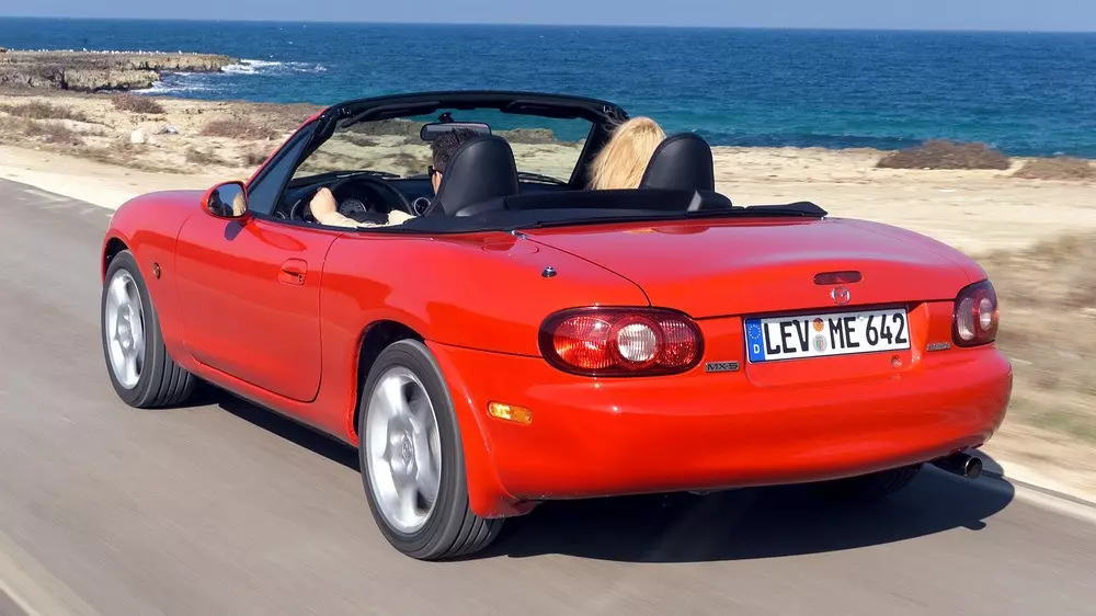 Mazda MX-5 III with mileage: inevitably wet floors and complex, but strong suspension 22367_4