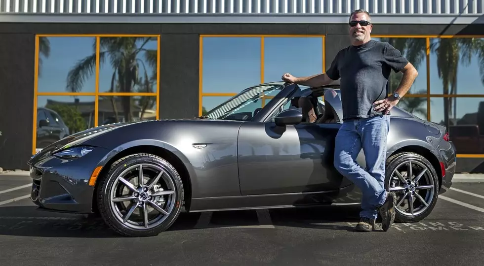 Fotoattēlā: Dave Patterter un tā Mazda Miata MX-5 RF Launch Edition