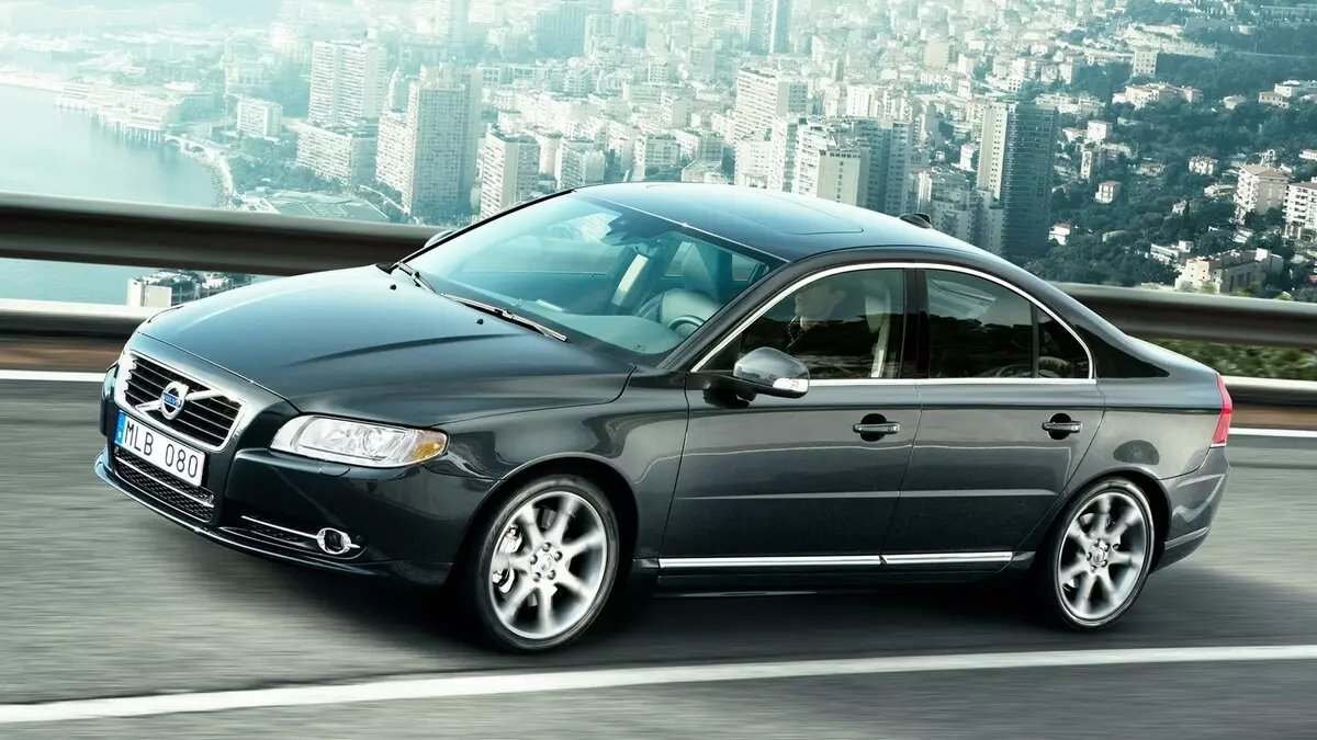 写真の中で：Volvo S80 D5 '2009-11