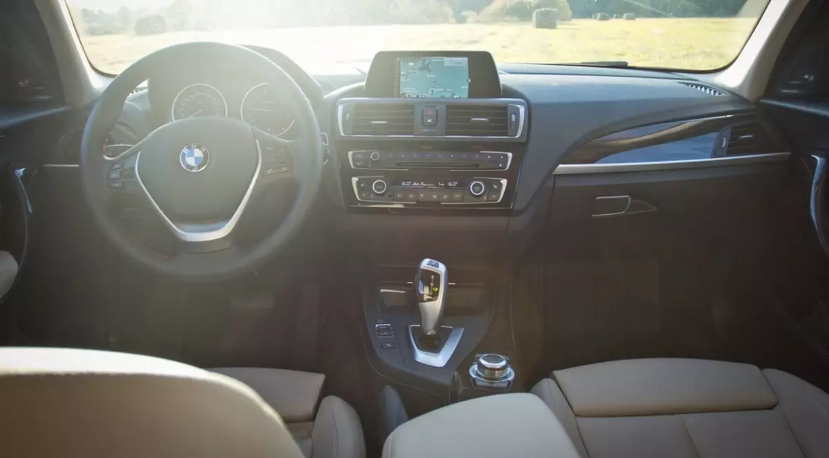 테스트 드라이브 BMW 118i : 아기 2 백만 22411_6