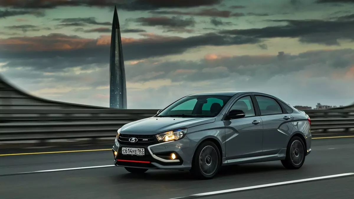 Lada_vesta_Sport Gray op die baan (3)