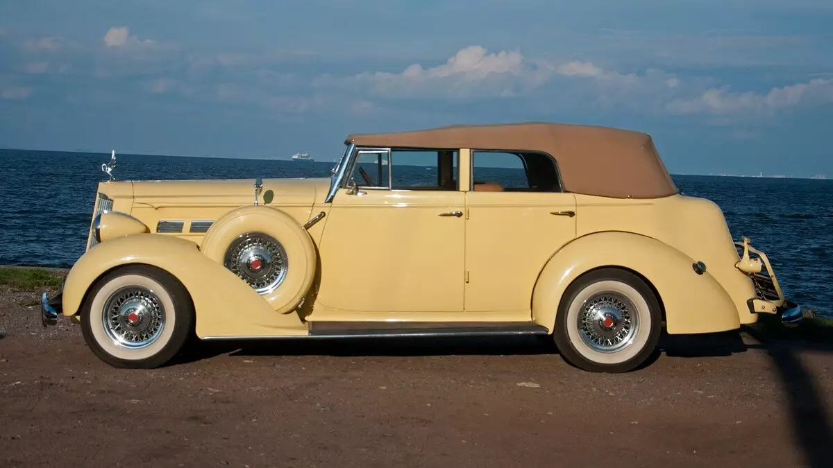 Packard lapan 1937 di sebelah