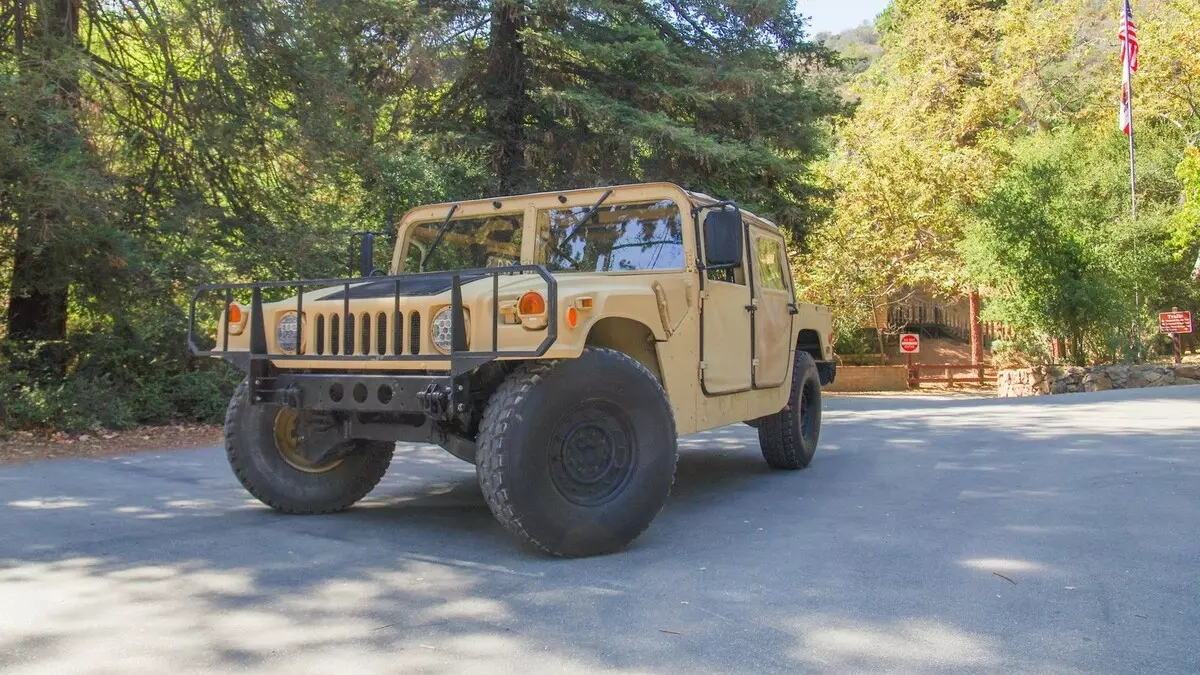 Hummer am General HMMWV M998 edessä (4)