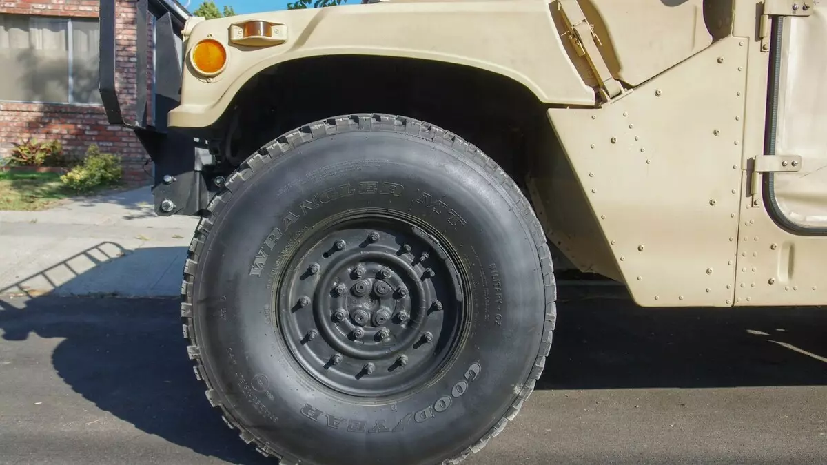 Hummer Am ទូទៅកង់ HMMWV M998 (2)