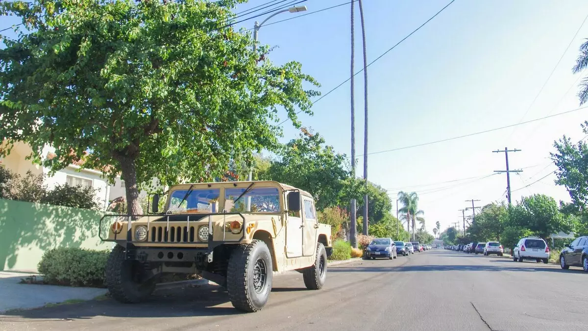 Hummer am General HMMWV M998 edessä (2)