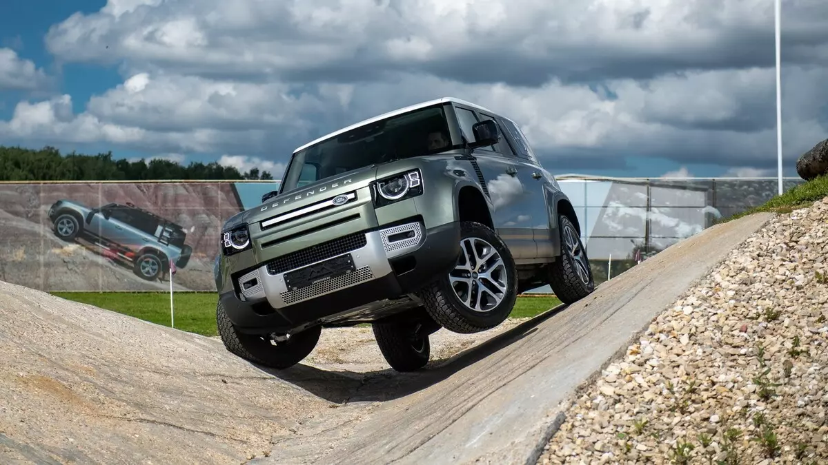 Test Drive New Land Rover Defender la depozitul de deșeuri 22464_17