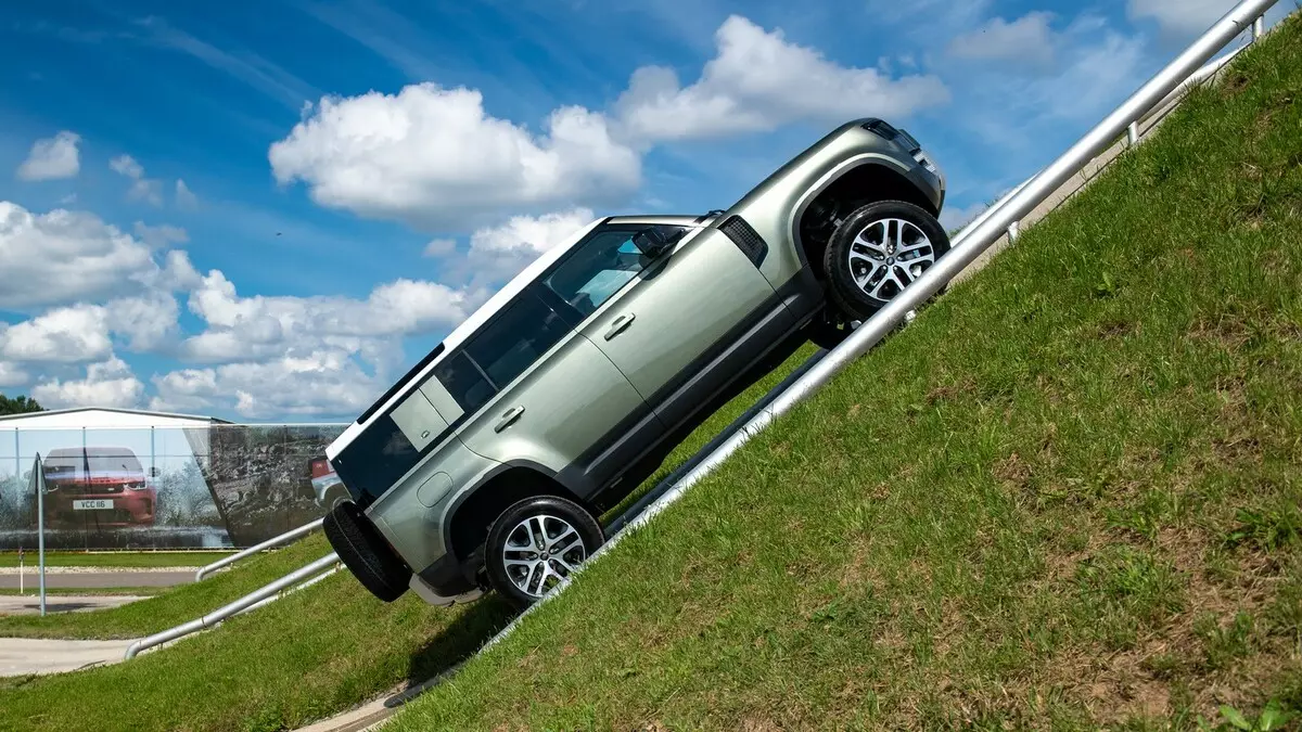 Test Drive New Land Rover Defender la depozitul de deșeuri 22464_2