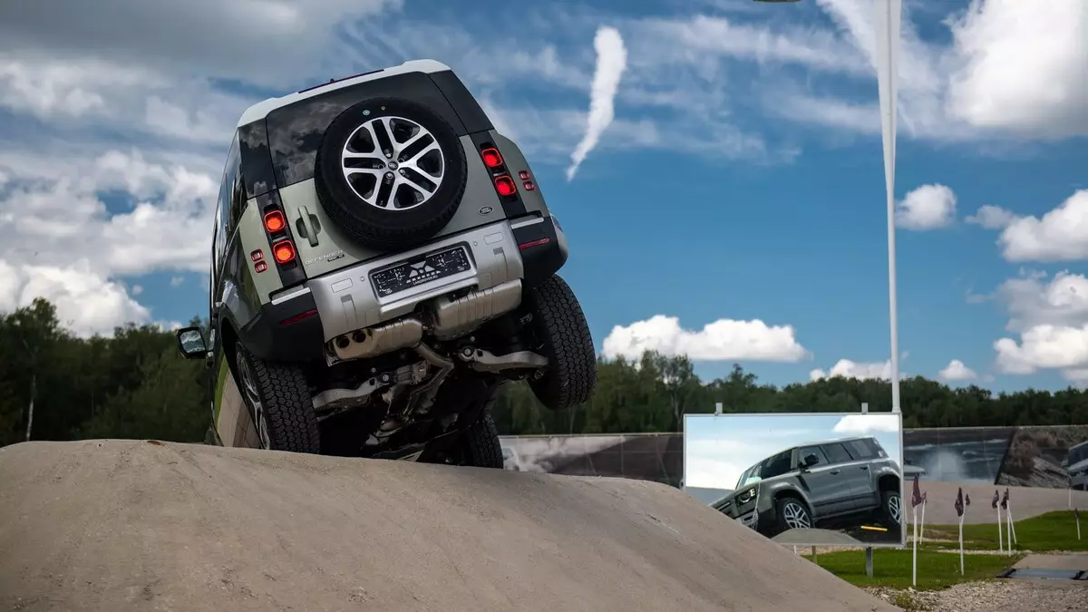 Test Drive New Land Rover Defender la depozitul de deșeuri 22464_20