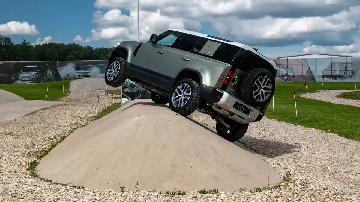 Test Drive New Land Rover Defender la depozitul de deșeuri 22464_21