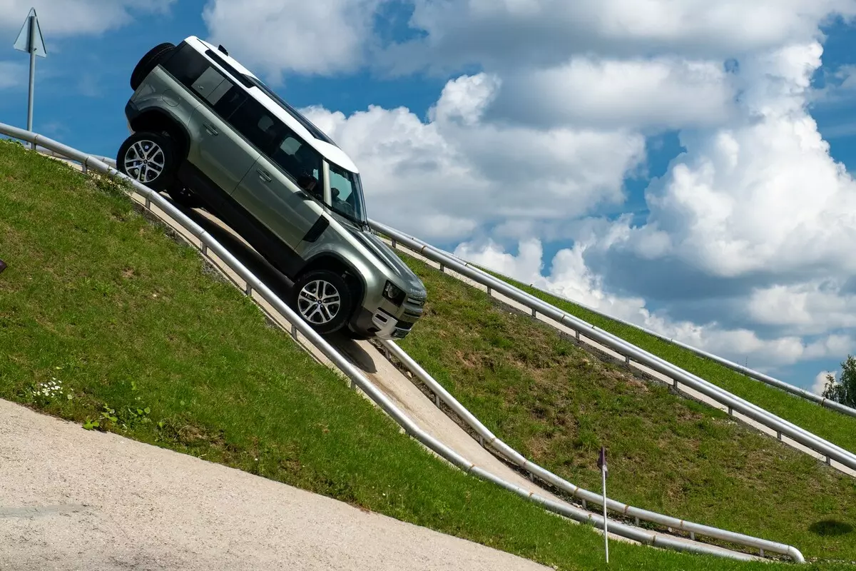 Test Drive New Land Rover Defender la depozitul de deșeuri 22464_26