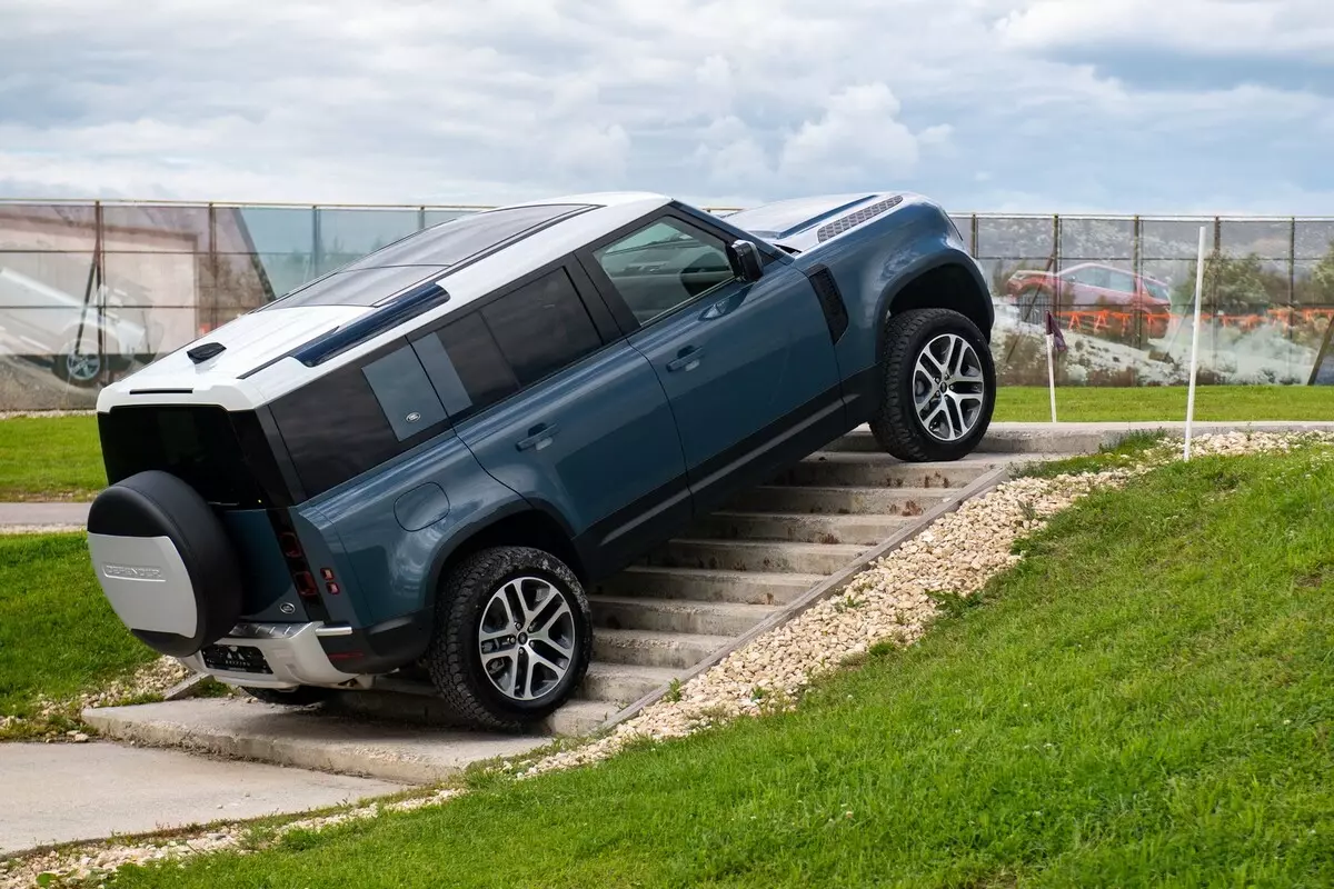 Test Drive New Land Rover Defender la depozitul de deșeuri 22464_27