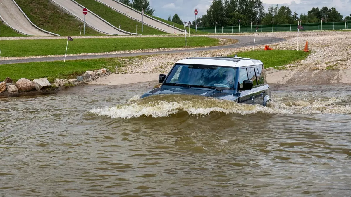 Test Drive New Land Rover Defender la depozitul de deșeuri 22464_28