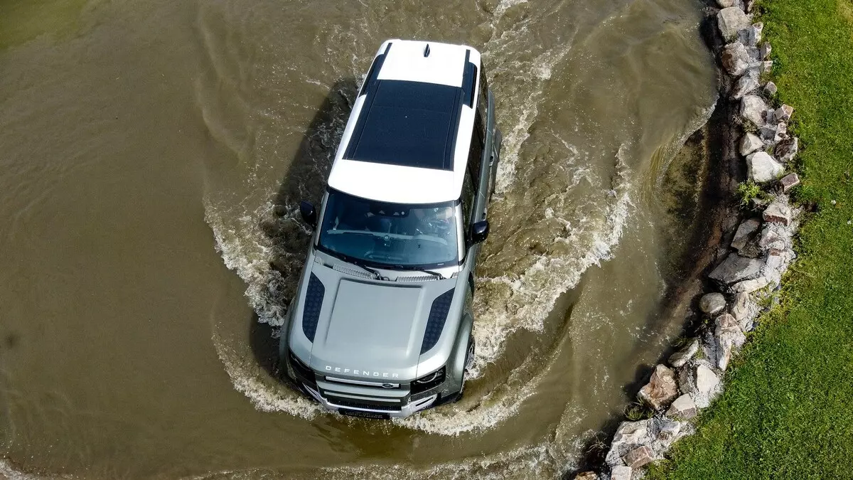 Test Drive New Land Rover Defender la depozitul de deșeuri 22464_3