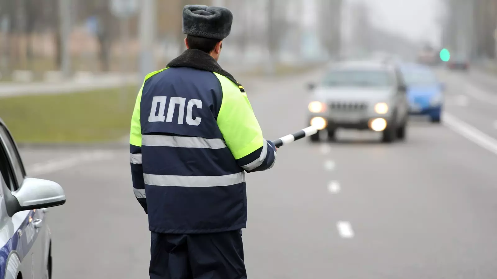 L'oficial de policia en un formulari d'oficina deté el cotxe