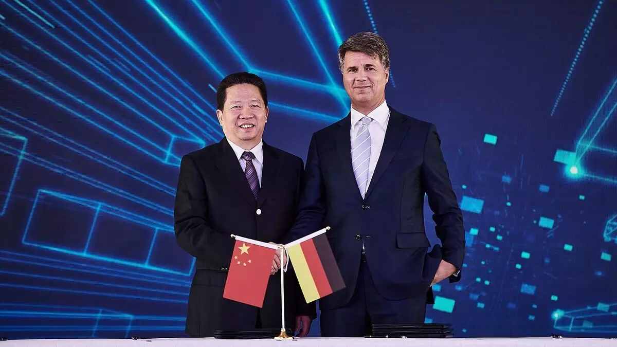 The Regional Secretary of China's Communist Party in Liaoning Chen Kiiuf and the head of BMW Harald Kruger's hands are hended as a sign of reaching an agreement on a BBA joint venture.