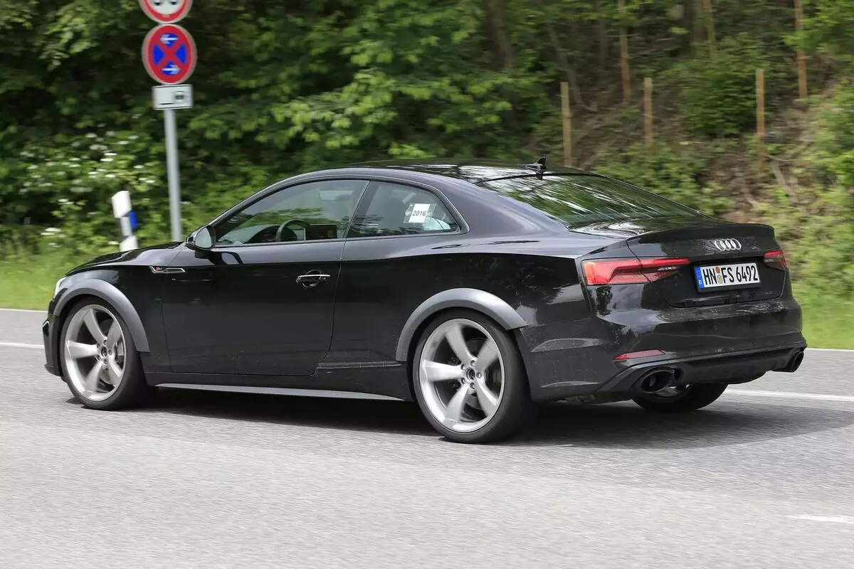 Audi rs5 2018 umwaka w'ingero yamurikiye mu bigeragezo byo mu muhanda 22619_2