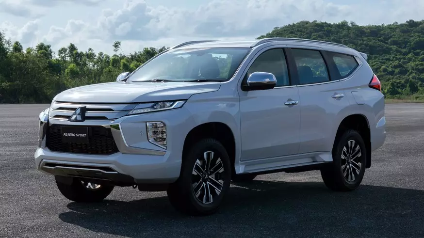 Rossiya Federatsiyasi uchun Mitsubishi ocero Sport yangilandi. Dizelsiz hozirgacha 22632_1