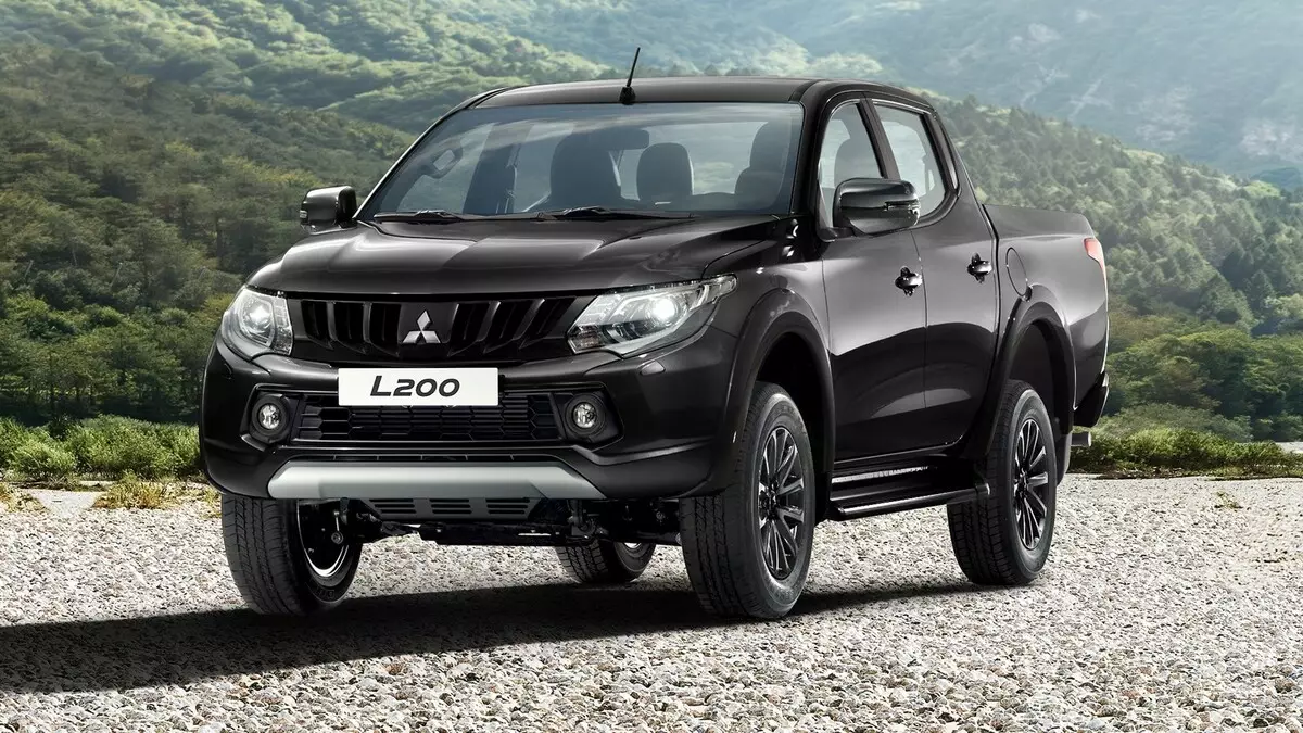 Katika picha: Mitsubishi L200 katika toleo la mstari mweusi