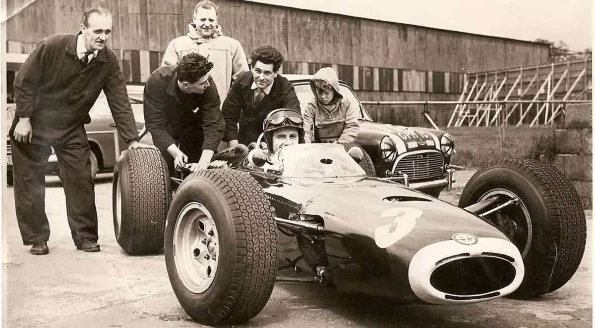 Brm p261 we Graham Hill.jpg