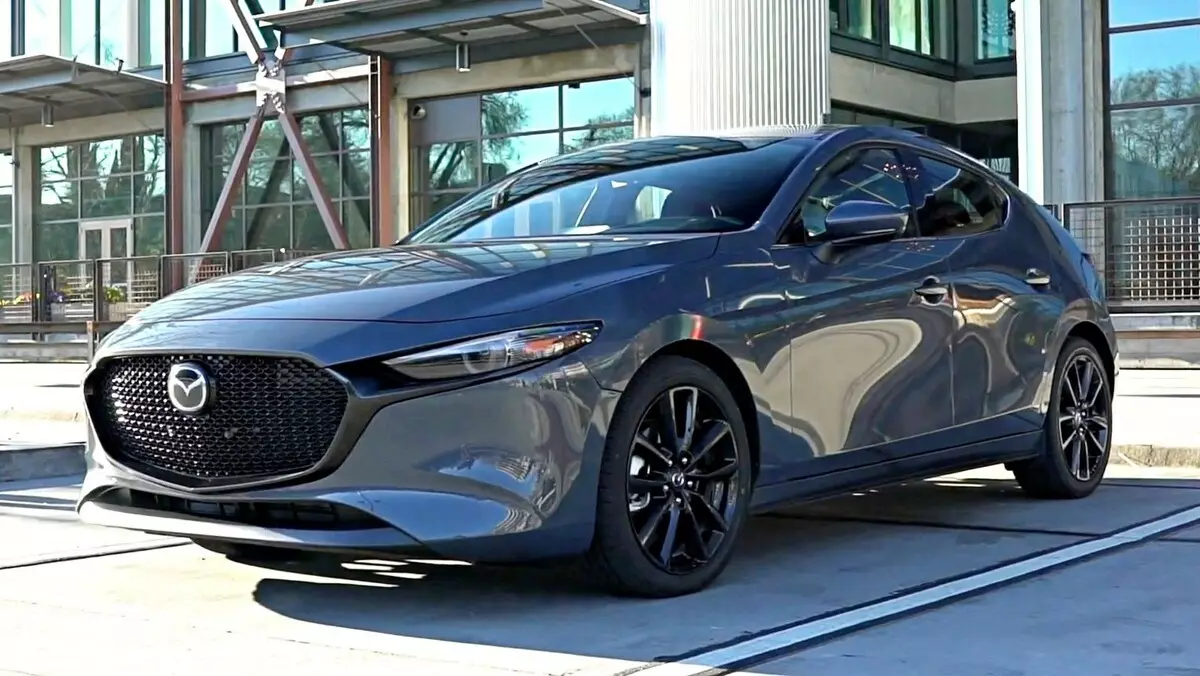 تمام پہیا ڈرائیو Mazda 3 ٹربو: توقع سے زیادہ طاقتور (لیکن ایک nuance ہے) 22797_2