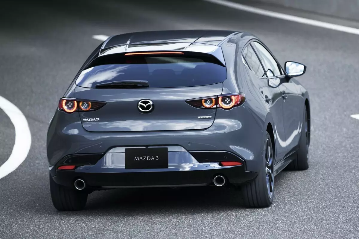 Mazda tuntun 3: Idaduro ti o rọrun ati awakọ kẹkẹ mẹrin ni irisi aṣayan 22806_15