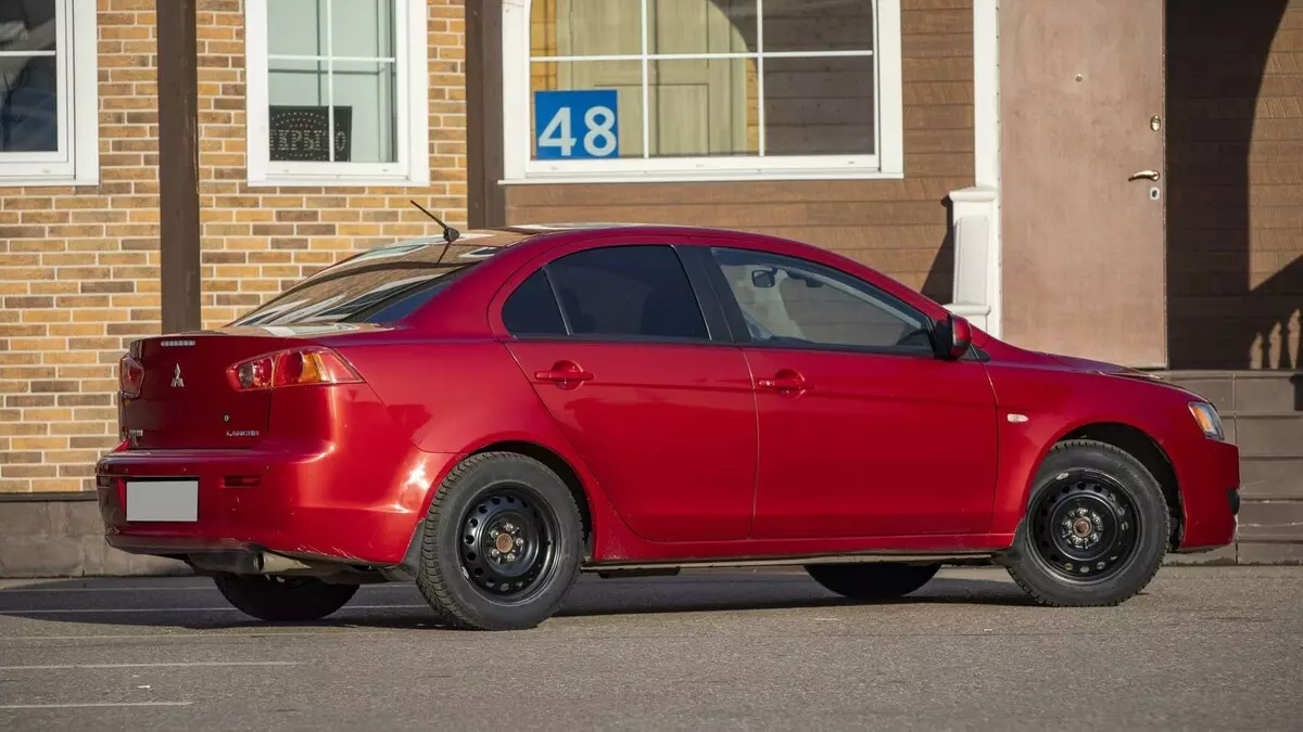 Mitsubishi Lancer X nwere ihe dị egwu: Nyefee na igwe 22810_11