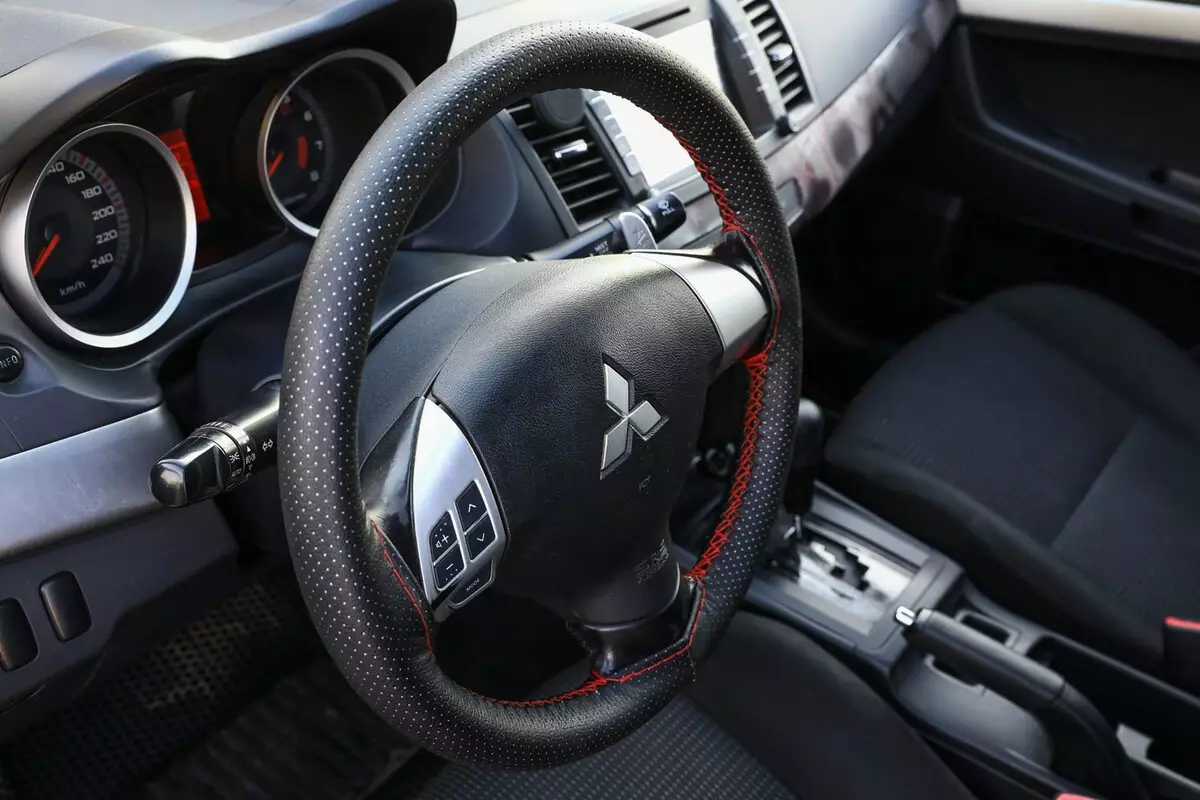 Mitsubishi Lancer 10 hamwe na Mileage: Umubiri, Salon, Sisitemu ya feri, amashanyarazi 22811_30