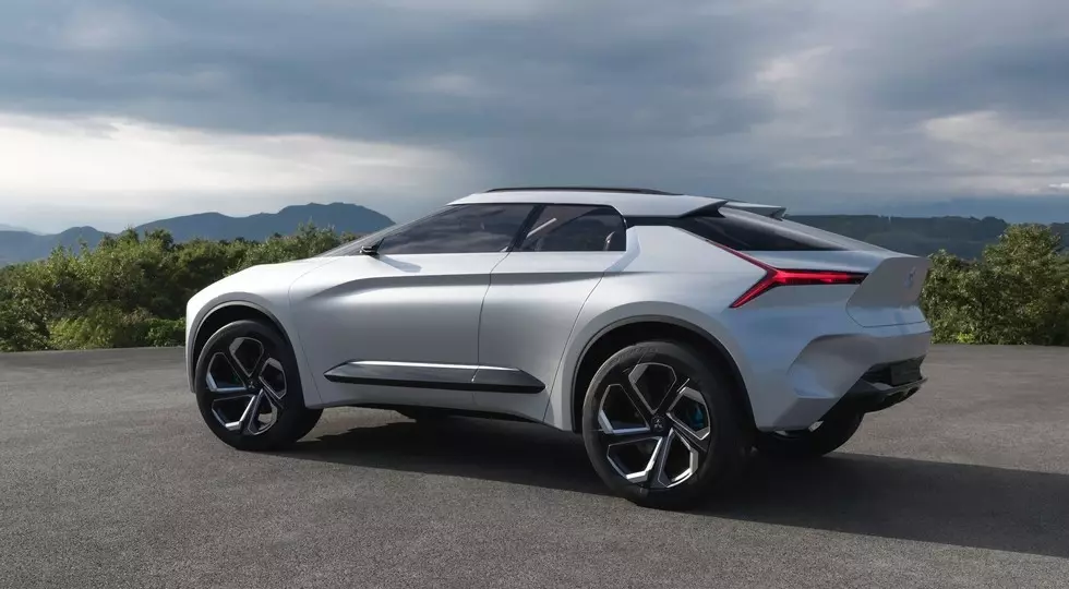 På bilden: Mitsubishi E-Evolution Concept. Utformningen av den nya Lancer kan göra denna prototyp baserat på denna prototyp.