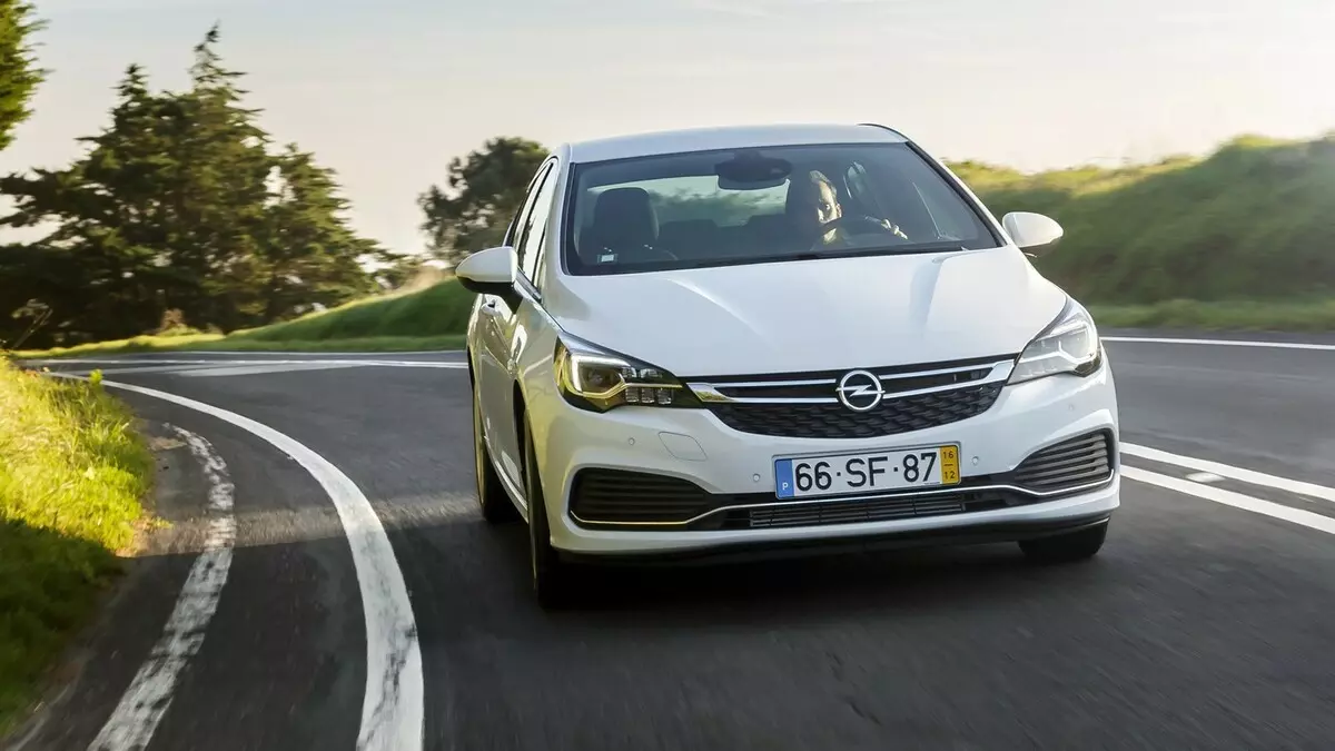 디젤 Opel Astra는 경쟁자들 사이에서 가장 경제적으로 인정했습니다 22831_1