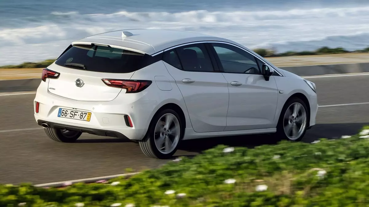 디젤 Opel Astra는 경쟁자들 사이에서 가장 경제적으로 인정했습니다 22831_2
