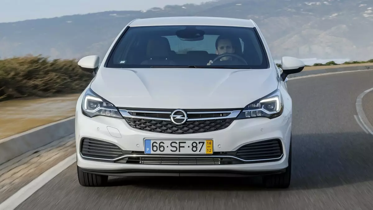 디젤 Opel Astra는 경쟁자들 사이에서 가장 경제적으로 인정했습니다 22831_3