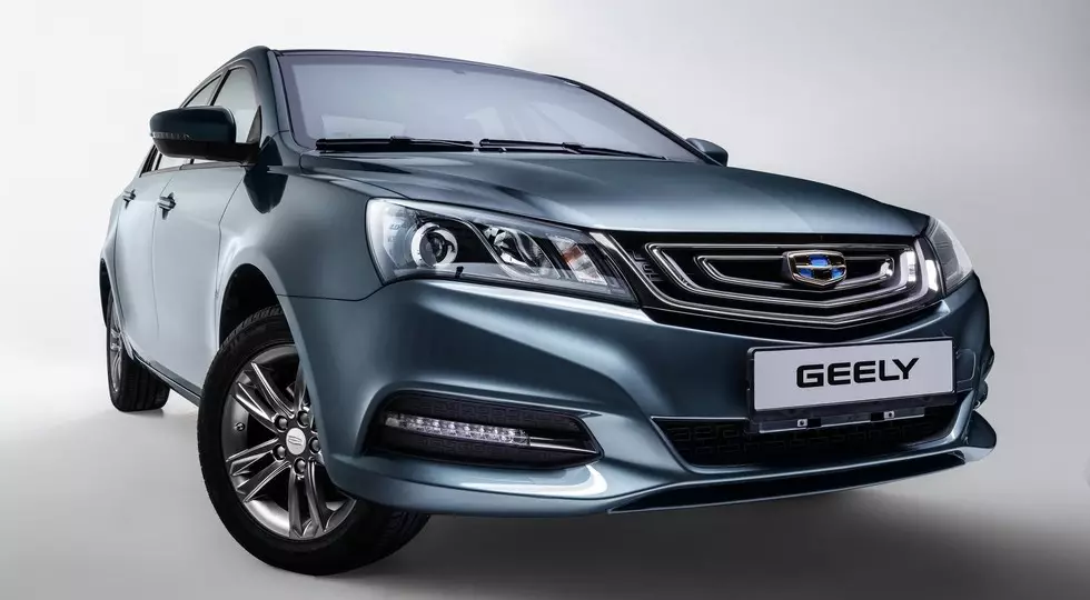 Utshintshe nje i-sedan ye-sedan ye-geen geely 7 izakuhlaziywa kwakhona 23034_9