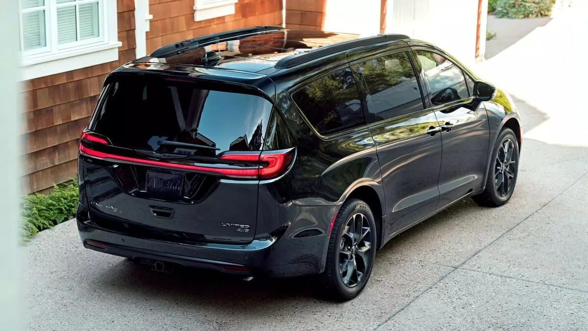 Абноўлены Chrysler Pacifica: народ прасіў поўны прывад - народ атрымаў 23062_12