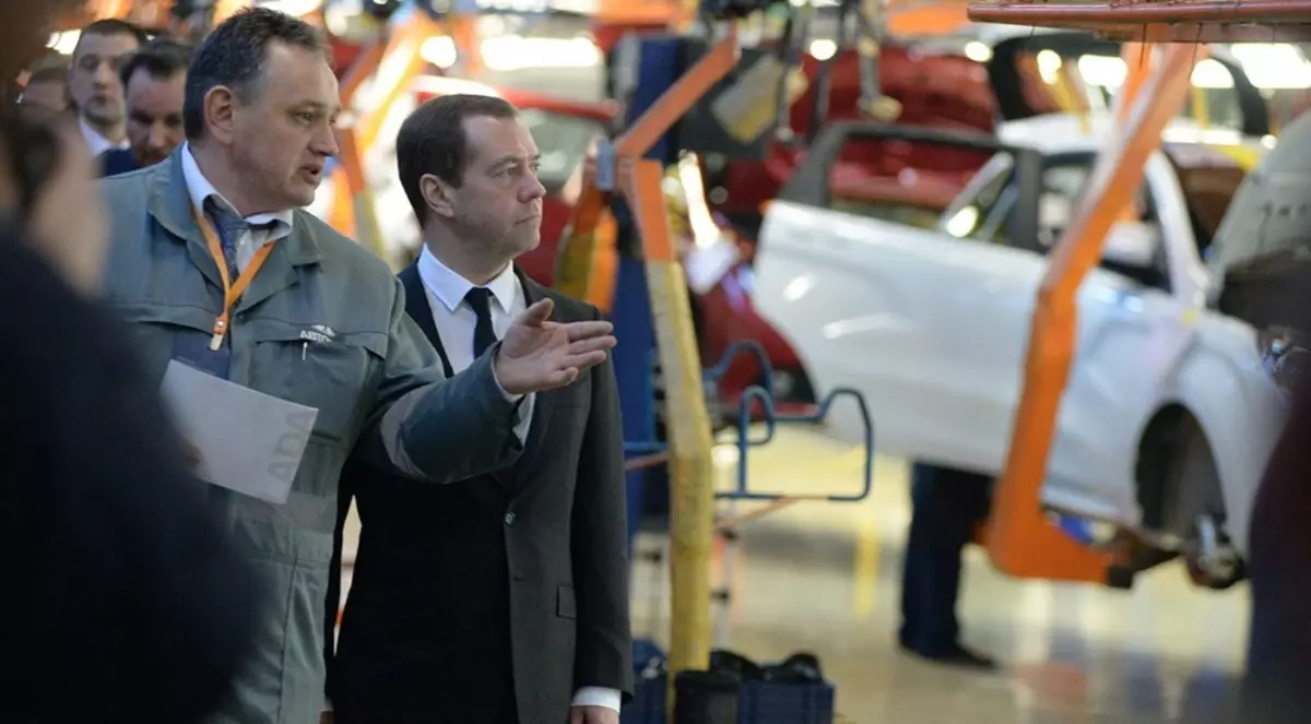 Dmitry Medvedev te vizite avtoVaz ak woule sou Lada Xray 23137_10