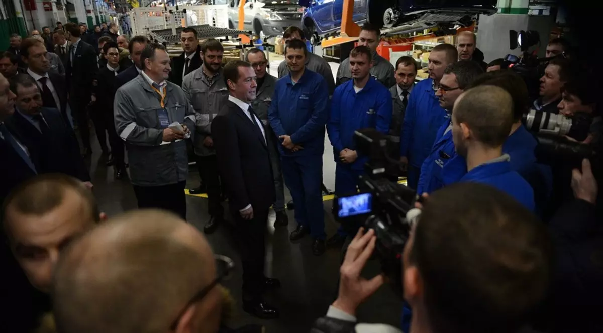 Dmitry Medvedev te vizite avtoVaz ak woule sou Lada Xray 23137_11